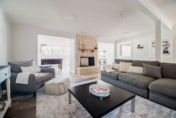 6 Bedroom Hill Country Farmhouse Estate W/ Hot Tub - Fredericksburg, TX
