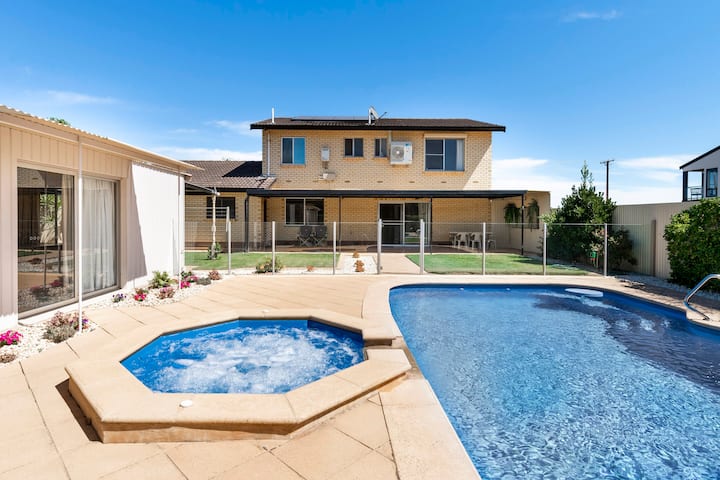 Cheerful And Spacious 4 Bedroom Beach House. - Adelaide