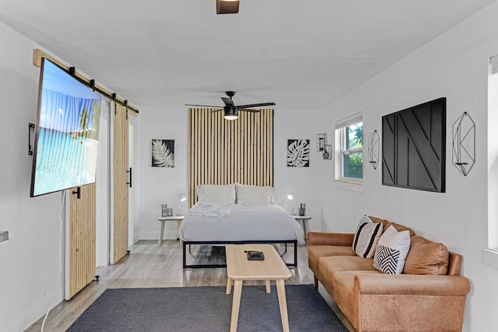 Spacious Modern Open Concept W/ 70 Inch 4k Near Dt - Lake Worth, FL