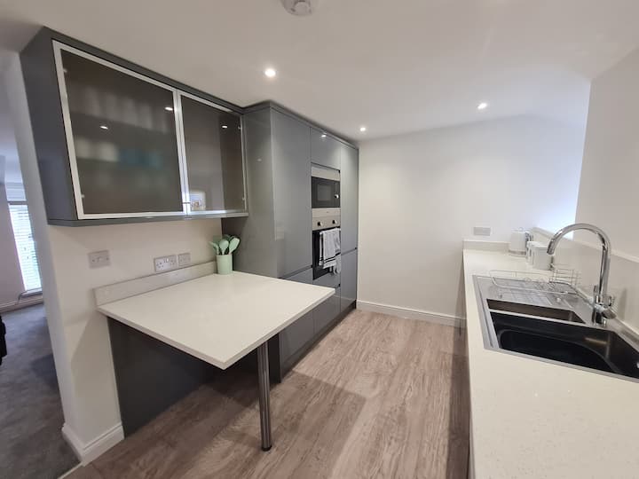 Perfect Location 3 Bed Serviced Apartment With Bike Storage For Bpw. Close To Brecon Beacons - Merthyr Tydfil