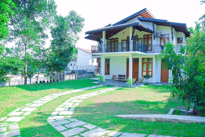 Sadevlakevilla-private|lake-front Pool|with Staff - Sri Lanka