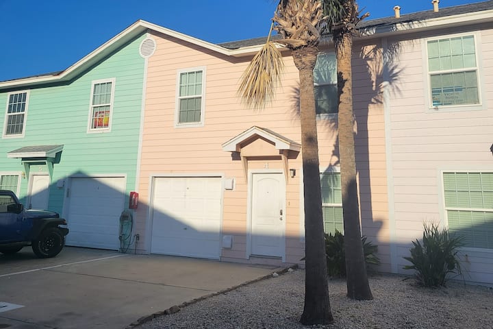 4 Br/3 Ba, Walk To The Beach, Heated Pool, Dogs Ok - Port Aransas, TX