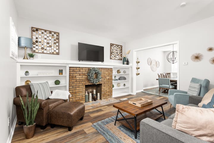 College Ave 6 Bedroom House Sleeps 14 - Indianapolis