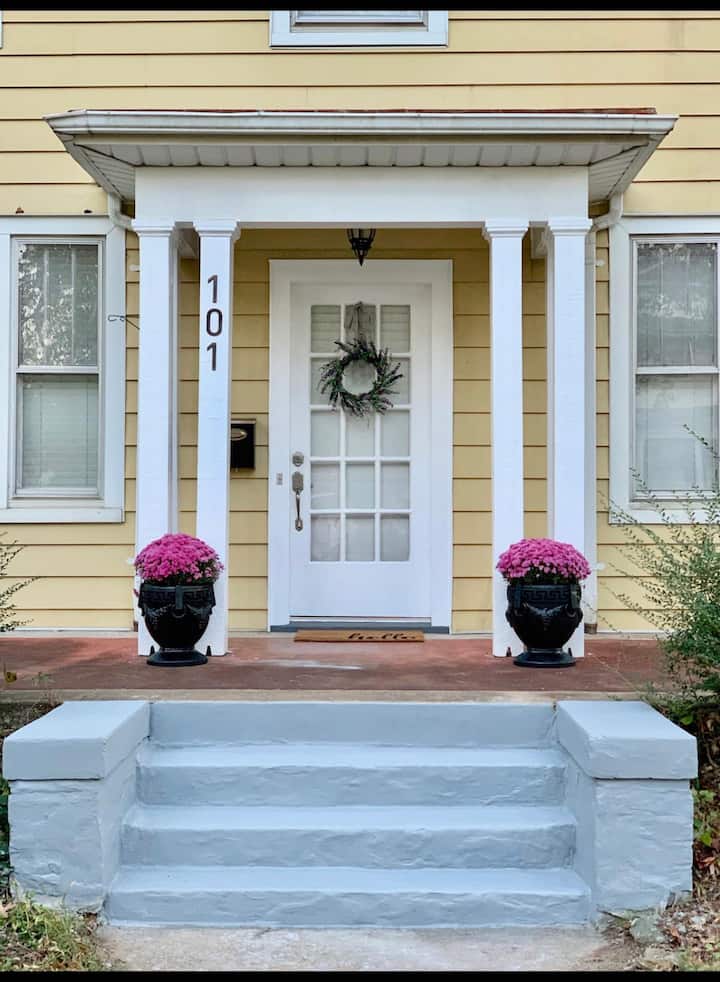 "Vibrant Vermont Haven In The Heart Of Fort Hill" - Lynchburg, VA