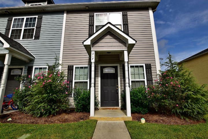 Cheerful 2-bedroom Townhouse Close To Everything! - Swansboro, NC