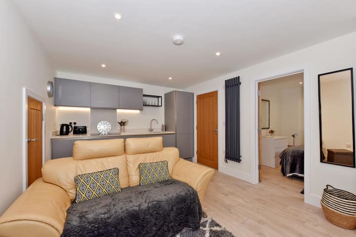 Modern Marlow Serviced Apartment With Parking - High Wycombe