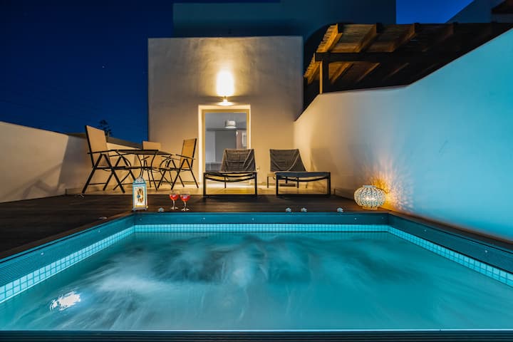 Divaly - Private Heated Jacuzzi & Sea View - Santorini