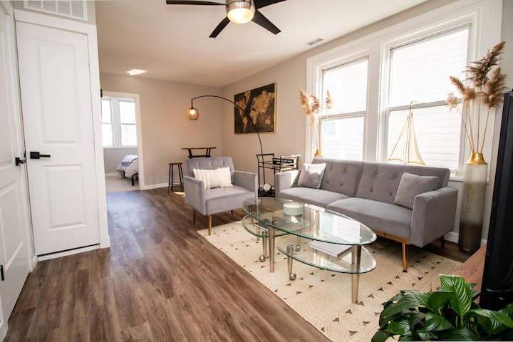Renovated, 3 Bedroom Unit In Quiet Neighborhood - Chicago, IL