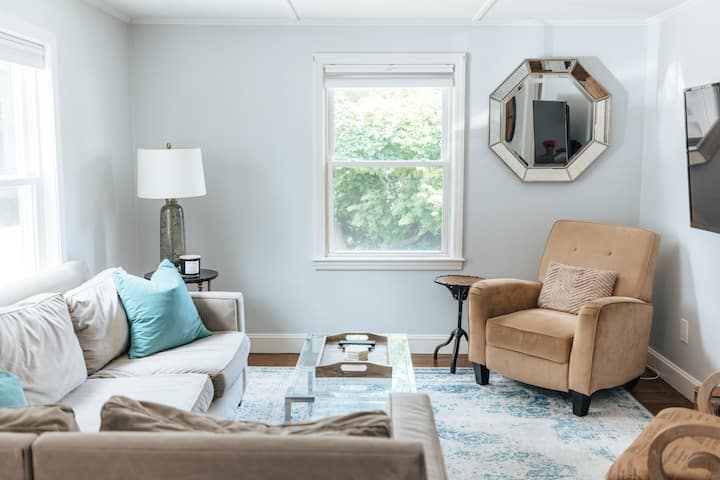 Newly Renovated 2br/1ba | Walk To Beach & Thames - Newport, RI