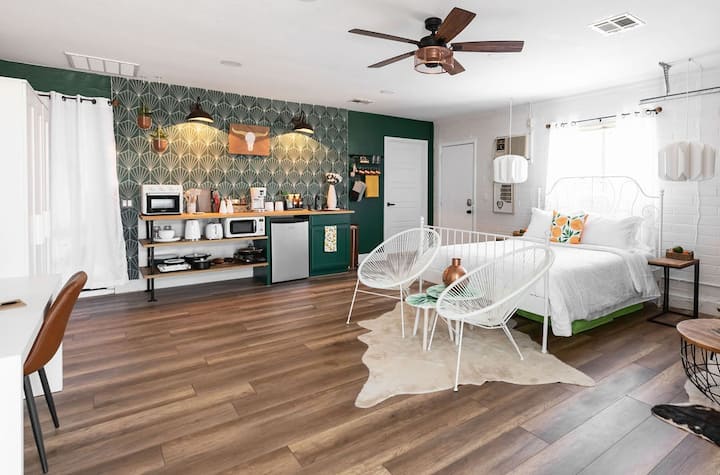 Stylish Casita W/kitchenette, Workspace & Firepit - Tempe