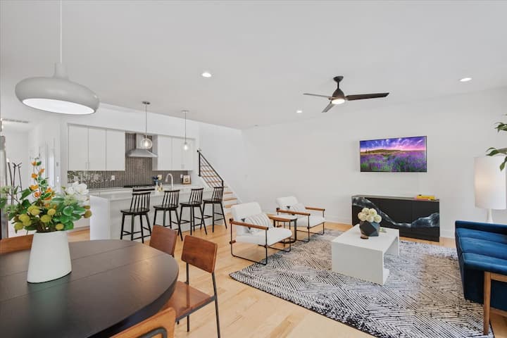 Modern Luxury Townhome Near Downtown - Raleigh, NC