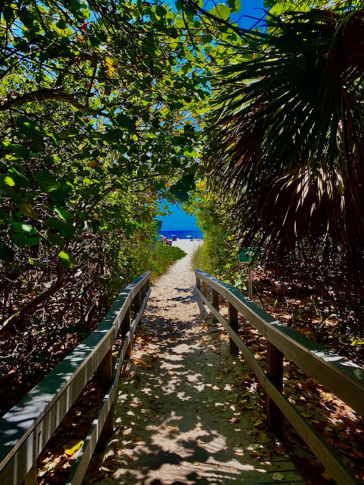 "Seas The Day  @ Aloevero" - 1.5 Miles 2 The Beach - Vero Beach, FL