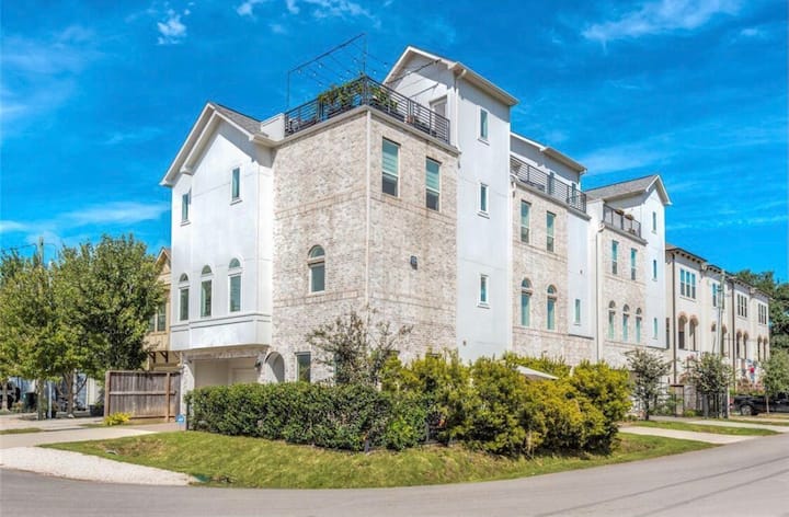 Cozy Corner Private Townhome + Rooftop - Houston, TX