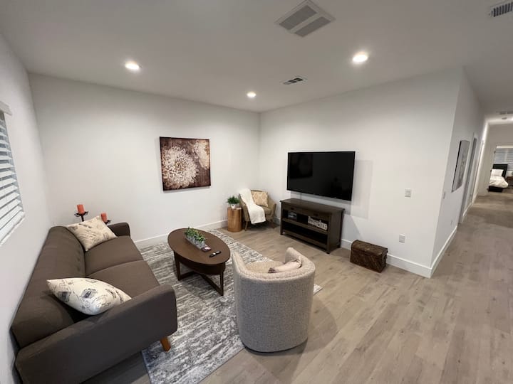 Stunning 3 Bed/ 3 Bath Modern Home - Calabasas, CA