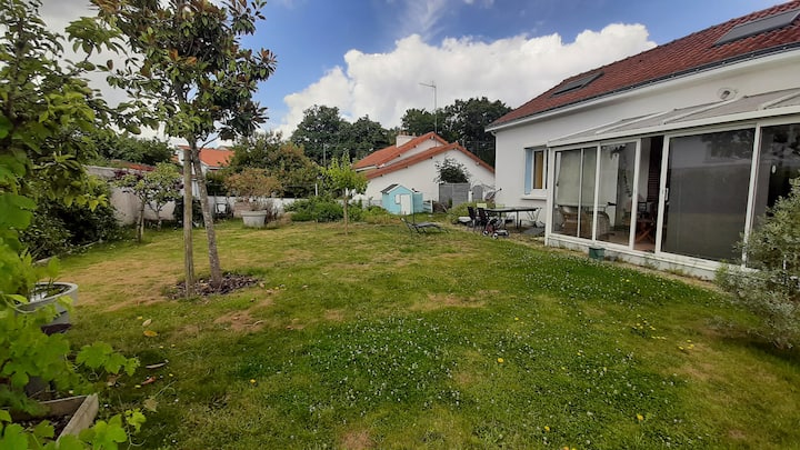 Maison Chaleureuse Avec Jardin Et Parking - Rezé