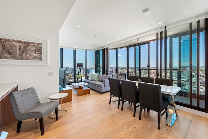 City Views, Huge Gym, Car Park & Infinity Pool! - Australia