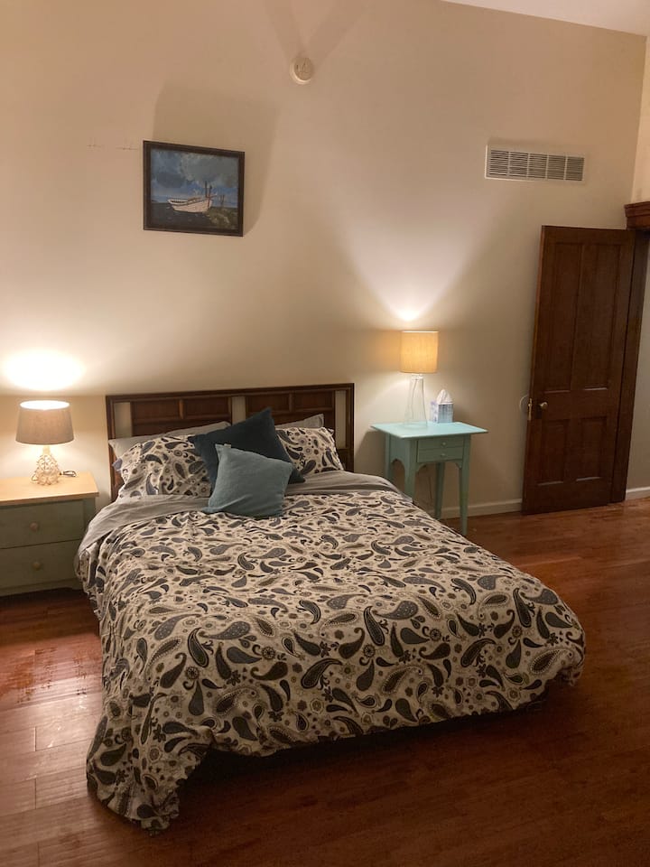 2/3 Bedroom Condo With Garden Master Suite - Cincinnati