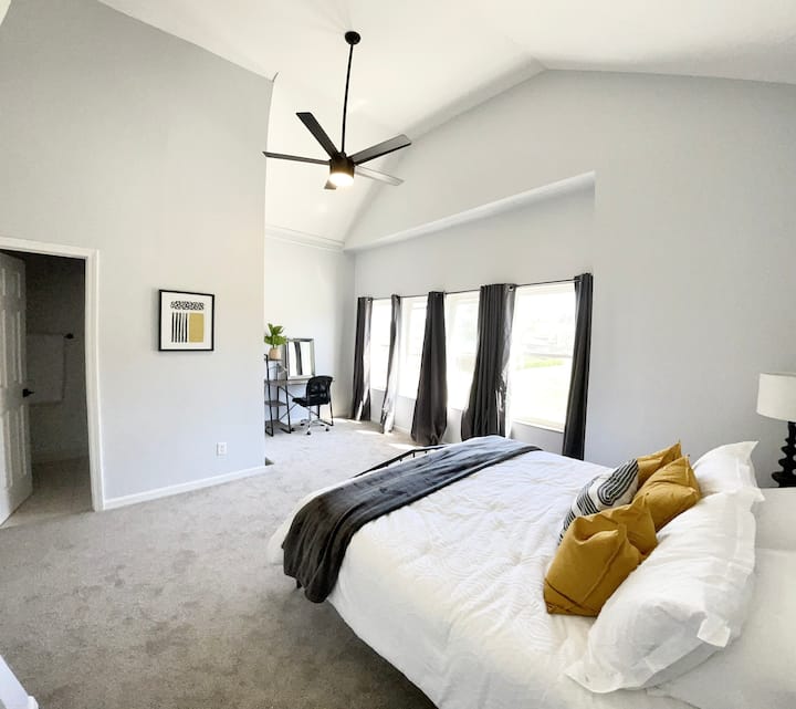 Updated Townhouse: 
Downtown/rivermarket  
W/ Prkg - International Plaza, Kansas City