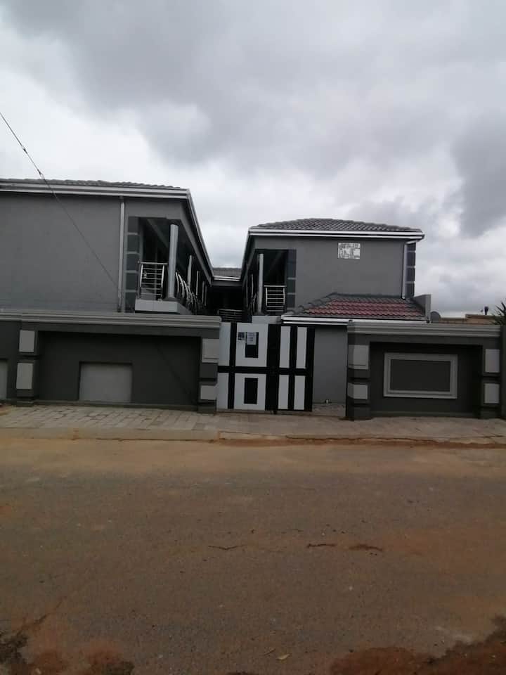 Khanyisa Guest House - Tembisa
