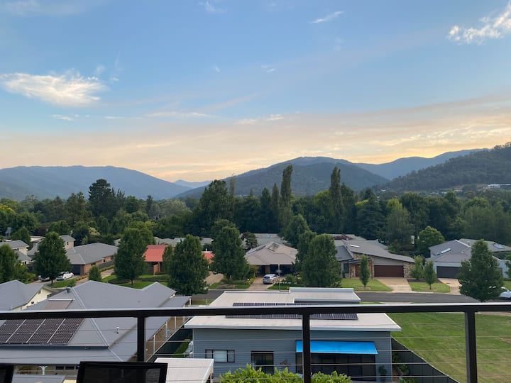 Spacious 2 Bedroom Unit With Spectacular Views - Bright