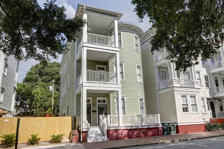 Balcony On Forsyth Park! Vip 3 Br 2ba & Courtyard - Savannah, GA