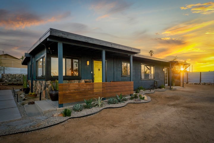 Stunning View Deck + Hot Tub + Fire Pit + King Bed - Joshua Tree, CA