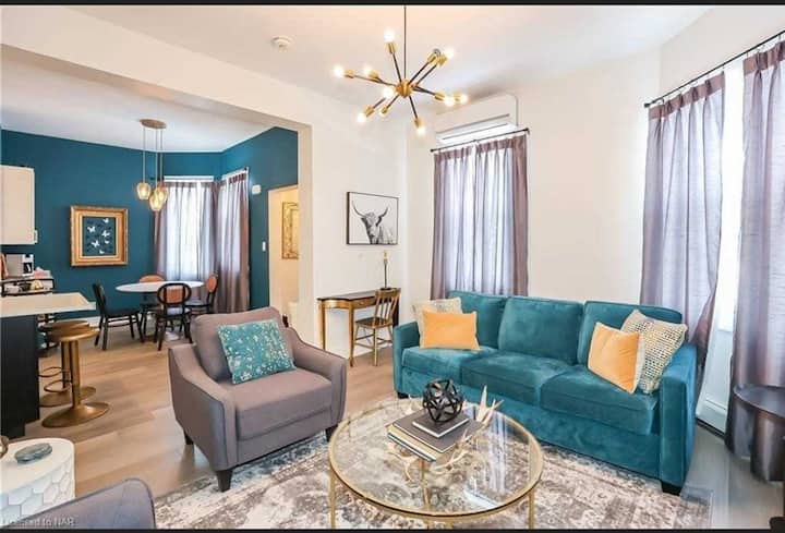 Newly Renovated Modern/rustic Oasis. - Niagara Falls
