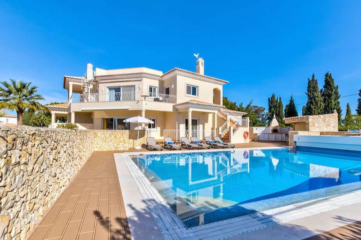 Agréable Villa Avec Piscine Chauffée Et Vues Mer. - Carvoeiro