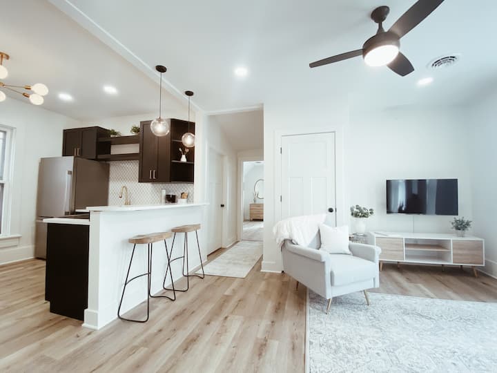 Upscale 2nd Story 2-bd Apt Dwntown W/ Free Parking - Fort Wayne, IN