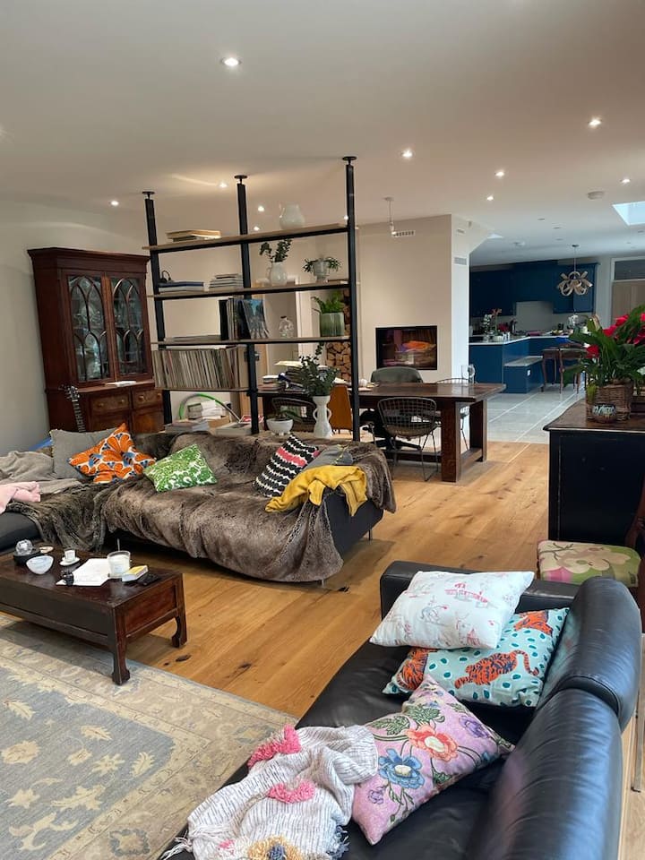 Large Triple Room With Ensuite Shower And Bath - Stroud, UK