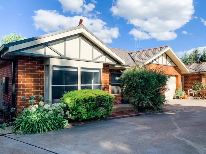 Casey St Cottage - Cute Central Unit - Orange