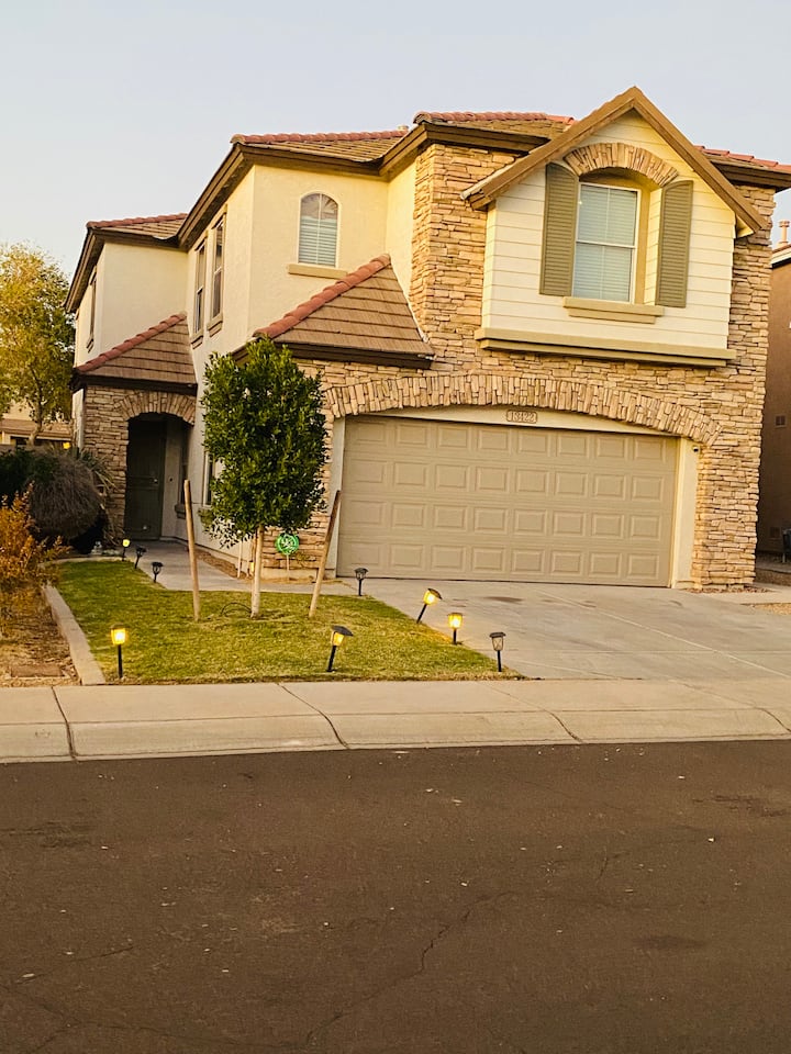 Spacious 5 Bedroom Residential Home With Free Wifi - Glendale