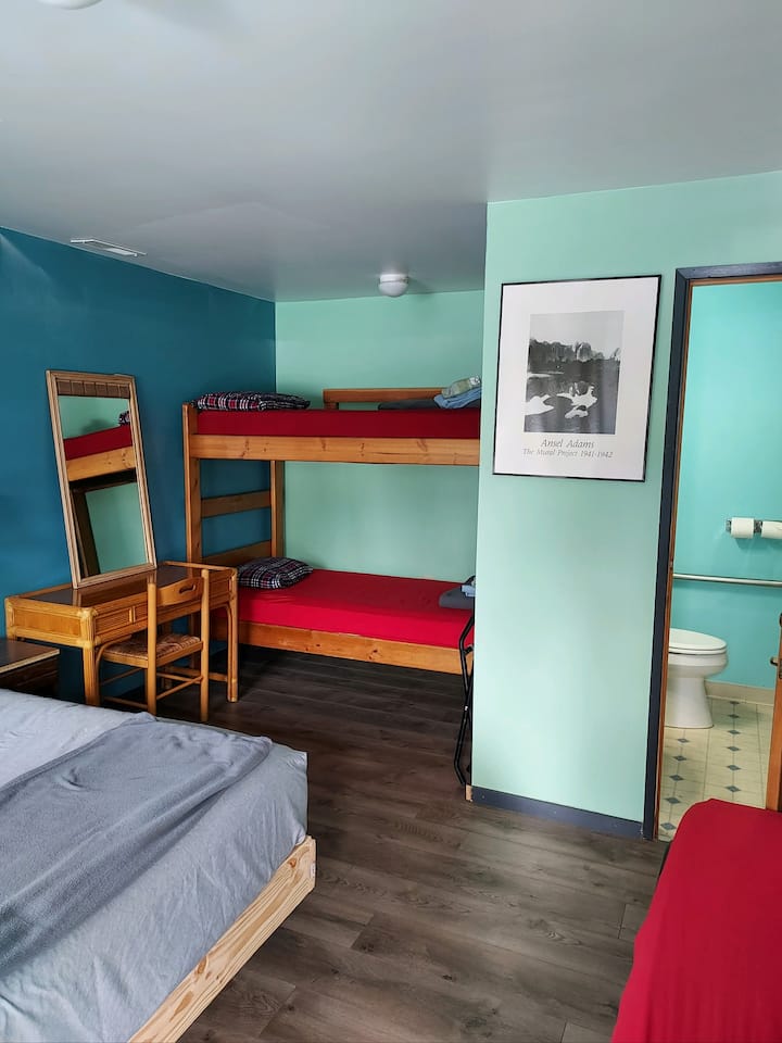 (Ada Accessible) Jr. Family (Sleeps 4, Pets $20) - Seaside, OR