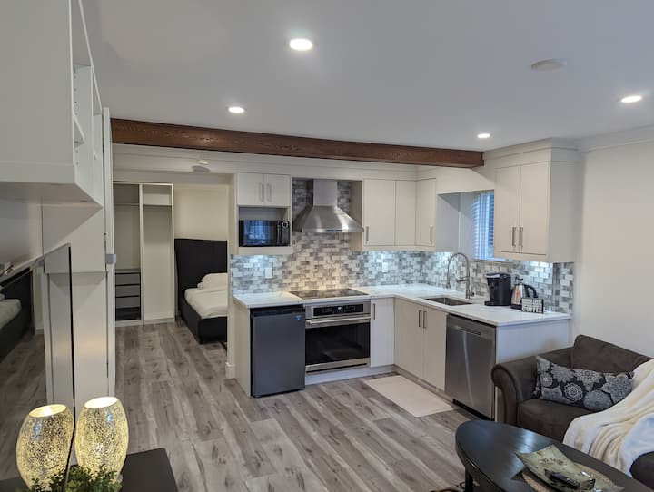 1 Bedroom W/ King Bed, Queen Sofabed +Full Kitchen - Surrey