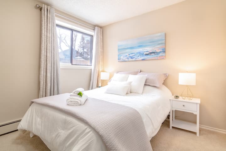 Modern,comfortable 1-brcondo.free Wi-fi & Parking! - Saskatoon