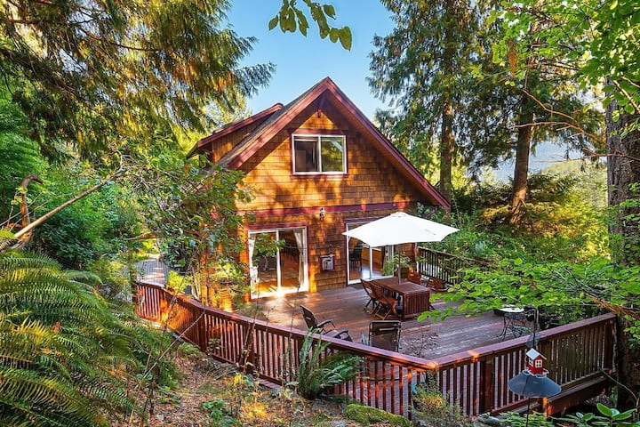 Heritage Hideaway Home W/gardens & Fireplace - Bowen Island
