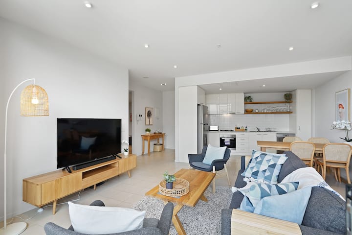 A River-side 2bdm Footscray Oasis + Parking - 윌리엄스타운