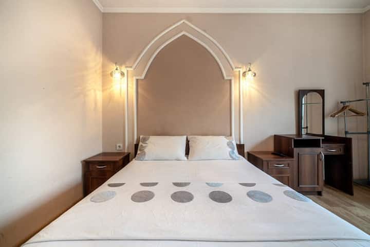 Сучасна студія в центрі з балконом. - Lviv