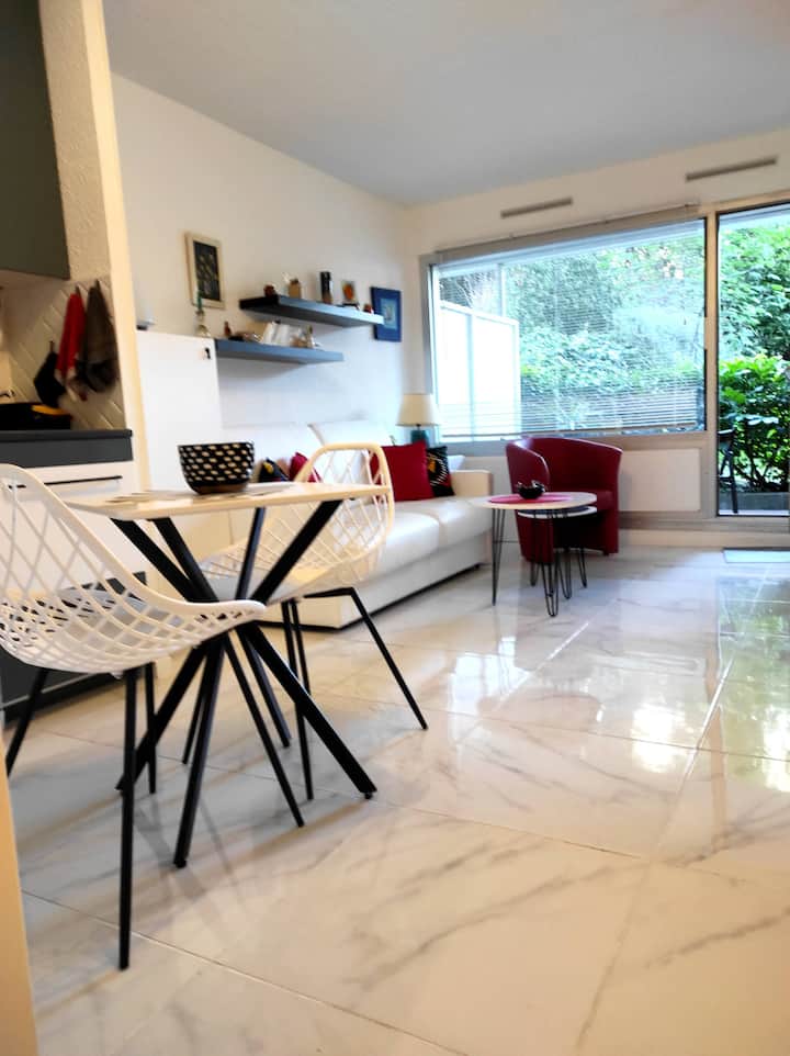 Cozy, Cabin Studio With A Garden View - Antibes