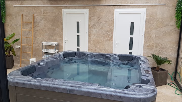 Jacuzzi De Qualité Et Micro Logement Non Fumeur. - Marignane