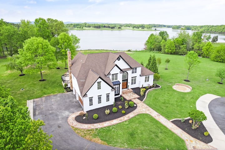 The Luxury Lakehouse Bnb - Manassas, VA