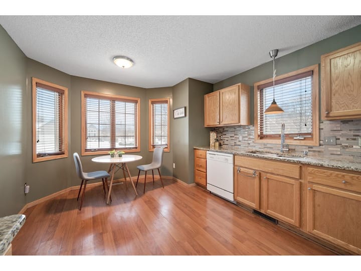 Spacious Bungalow W/ Garage, Fireplace In Downtown - Minneapolis, MN