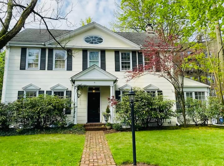Cheerful 4 Bedroom Residential Home - Fort Lee, NJ