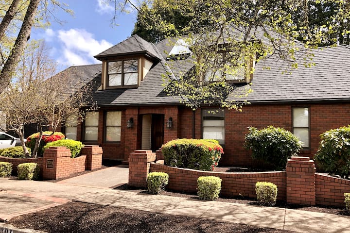 Classy 4+ Bedrooms (Sleeps10), Walk To Autzen/uo - Eugene