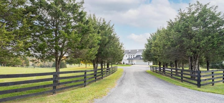 Seven Oaks Large Gathering Recreation Paradise - Front Royal, VA