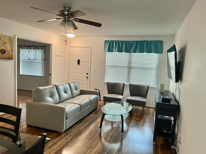 Lovely And Cozy Two Bedroom Plus Den Apartment - Fort Myers