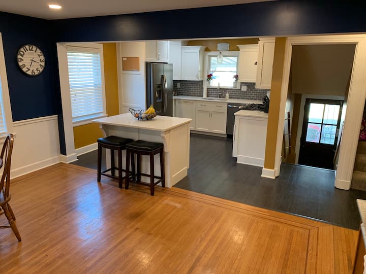 5 Bedroom Home; 2 Miles From Churchill Downs! - Louisville, KY