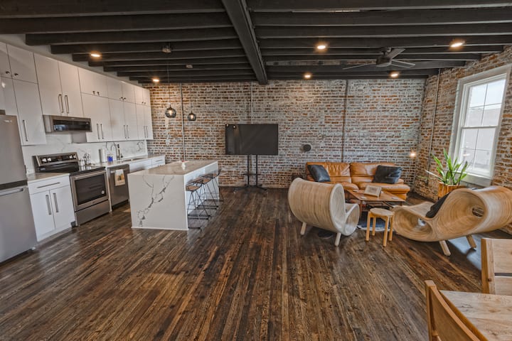 Home Away From Home In Downtown Mount Airy (201) - Mount Airy, NC