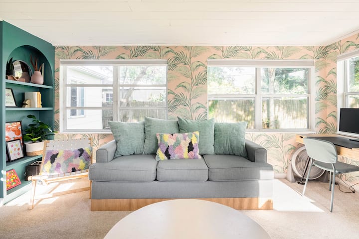 Breeze Bungalow Colorful Tropical 2br Stay St Pete - Saint Petersburg, FL