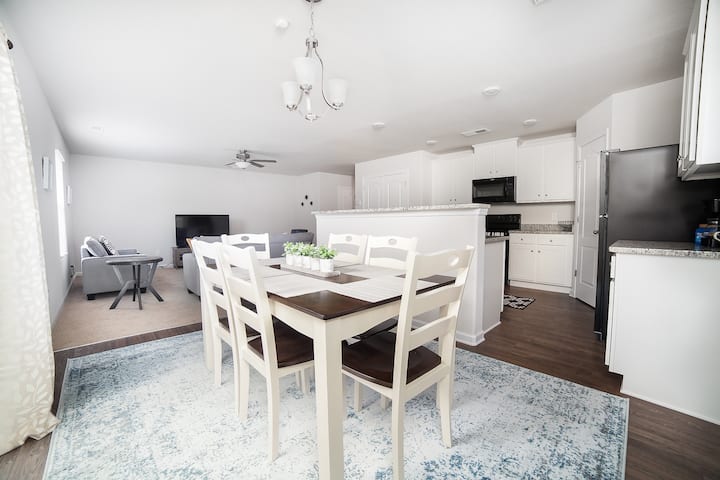 Clean & Cozy Private Room  4 Miles To Clt Airport - Charlotte